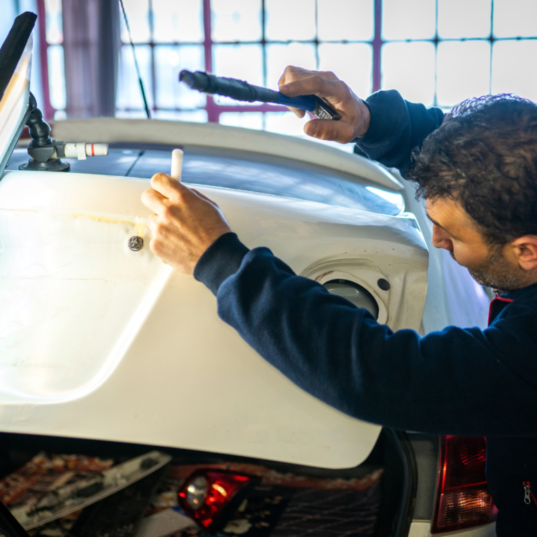 Débosseleur Carrossier : Guide Complet d'un métier d'avenir ...